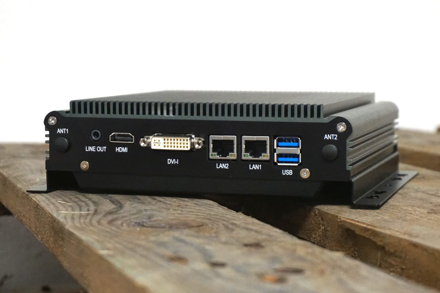 NEU: MOVE N3160: Lüfterloser Outdoor und Vehicle-PC